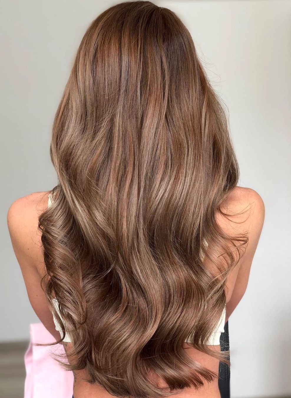 La belleza del cabello castaño nuez: tonos cálidos y versatilidad